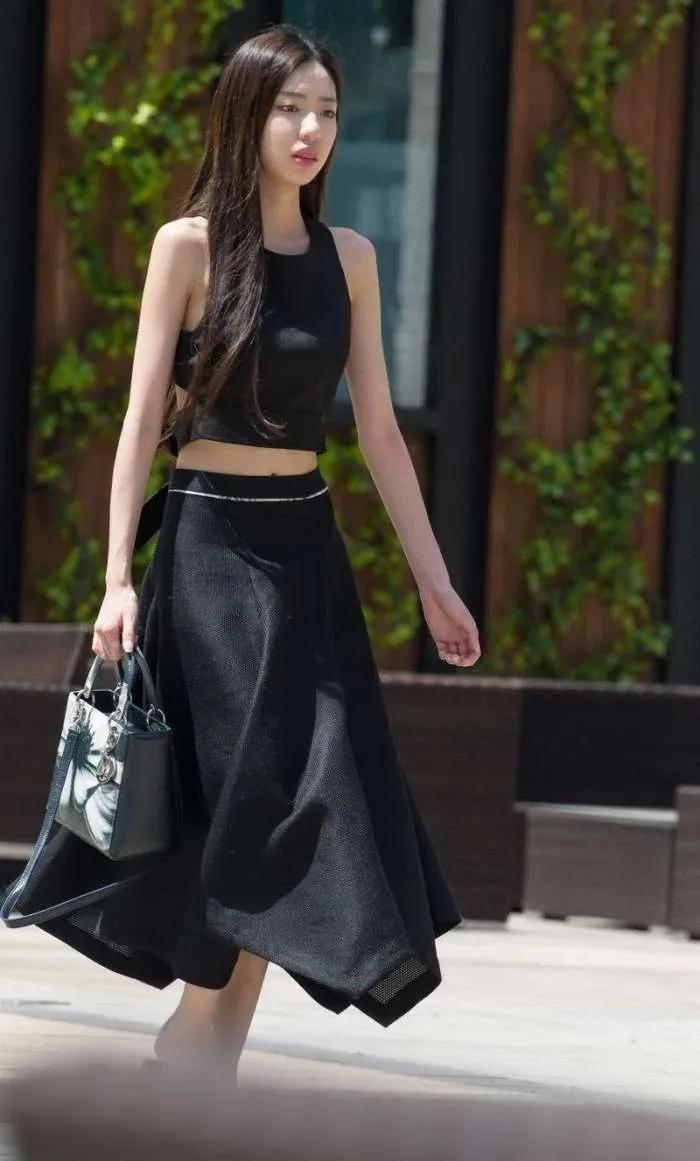 Sexy navel dress, do you dare to wear it? Many pictures on the street ...