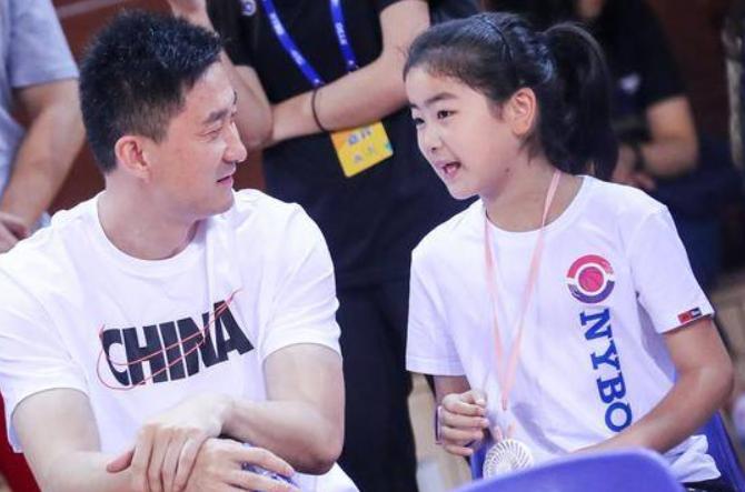 Yao Ming's daughter is tall and beautiful, her long legs attract the ...