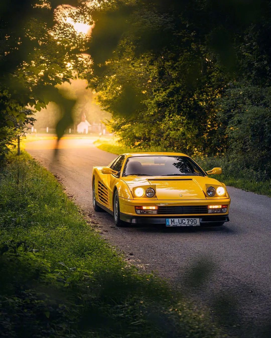 Classic yellow Ferrari Testarossa - iNEWS