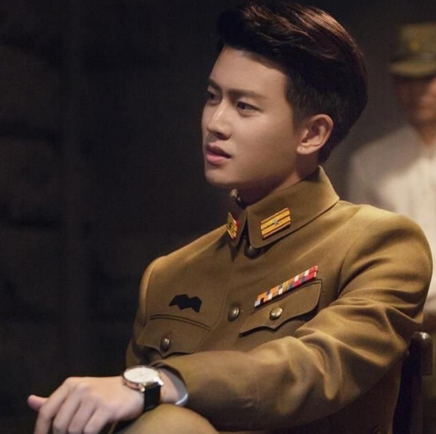 Which one is better in military uniform style?Chen Xingxu's new play ...