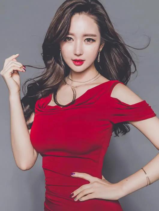 Korean model Lee Yeon Jung has an angel-like face and a devil-like ...