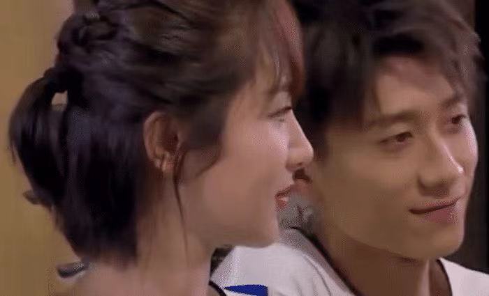 Yang Zi plays poker games with high emotional intelligence, her boyfriend Zhang Shan ranks first ...