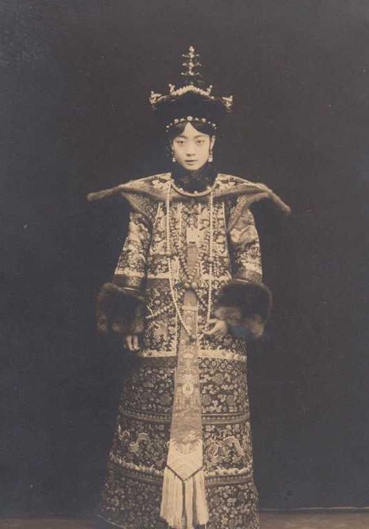 Empress Wan Rong of Qing Dynasty: The child was thrown into the boiler ...