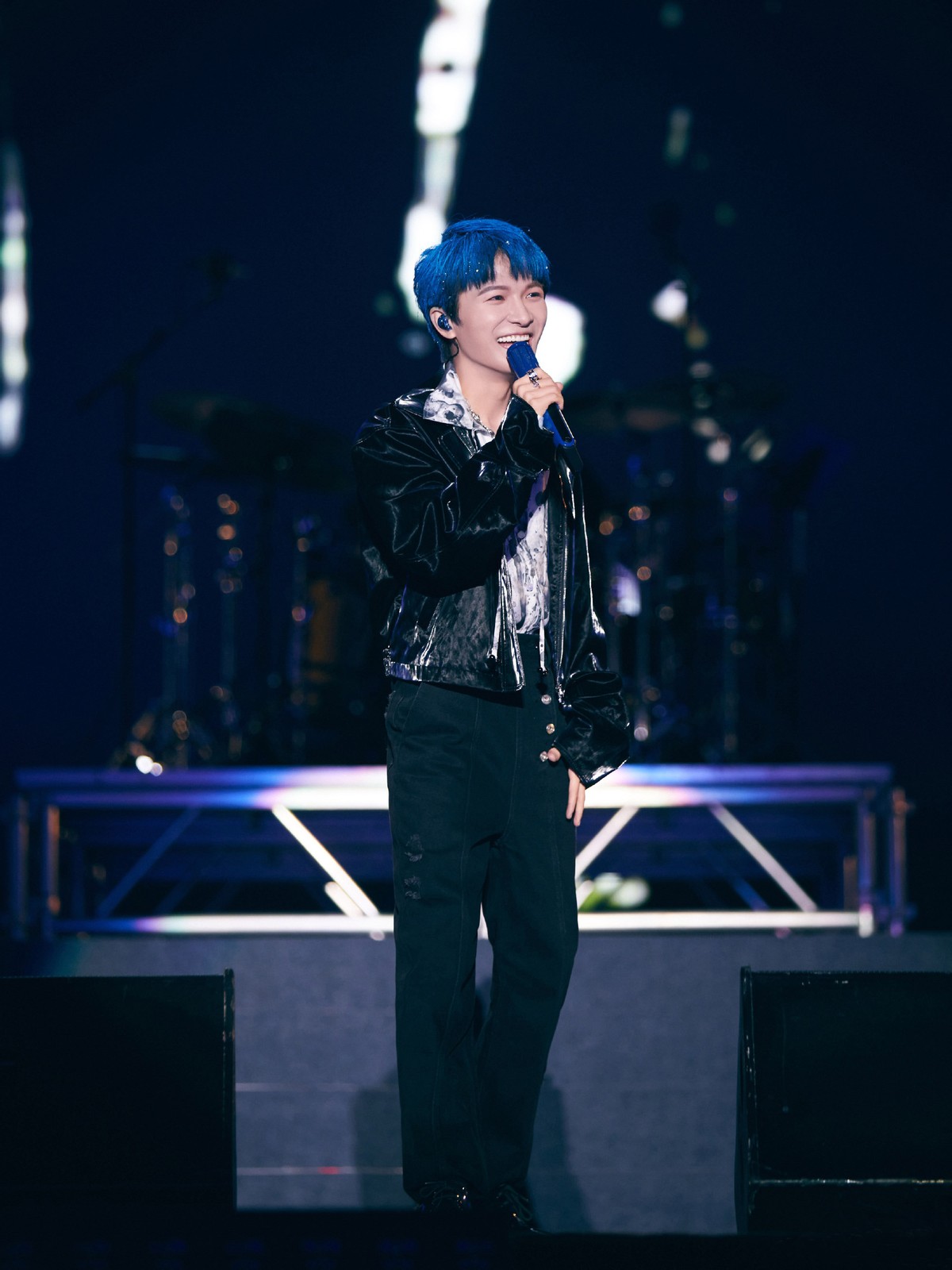 161cm Zhou Shen's style has changed a lot, and he dyed his hair blue ...