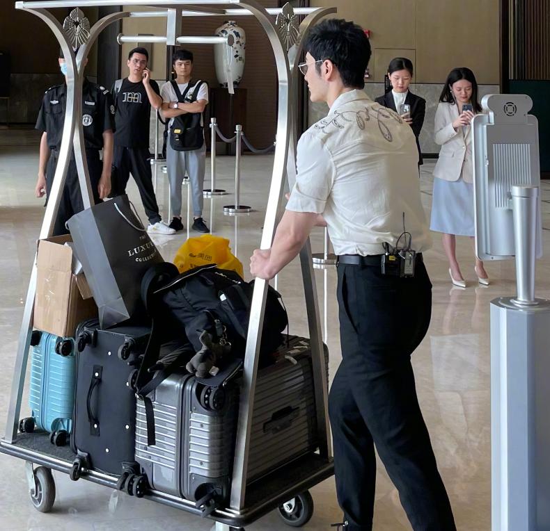 "Chinese Restaurant 5" has just started recording, Huang Xiaoming seamlessly adapts to modern ...