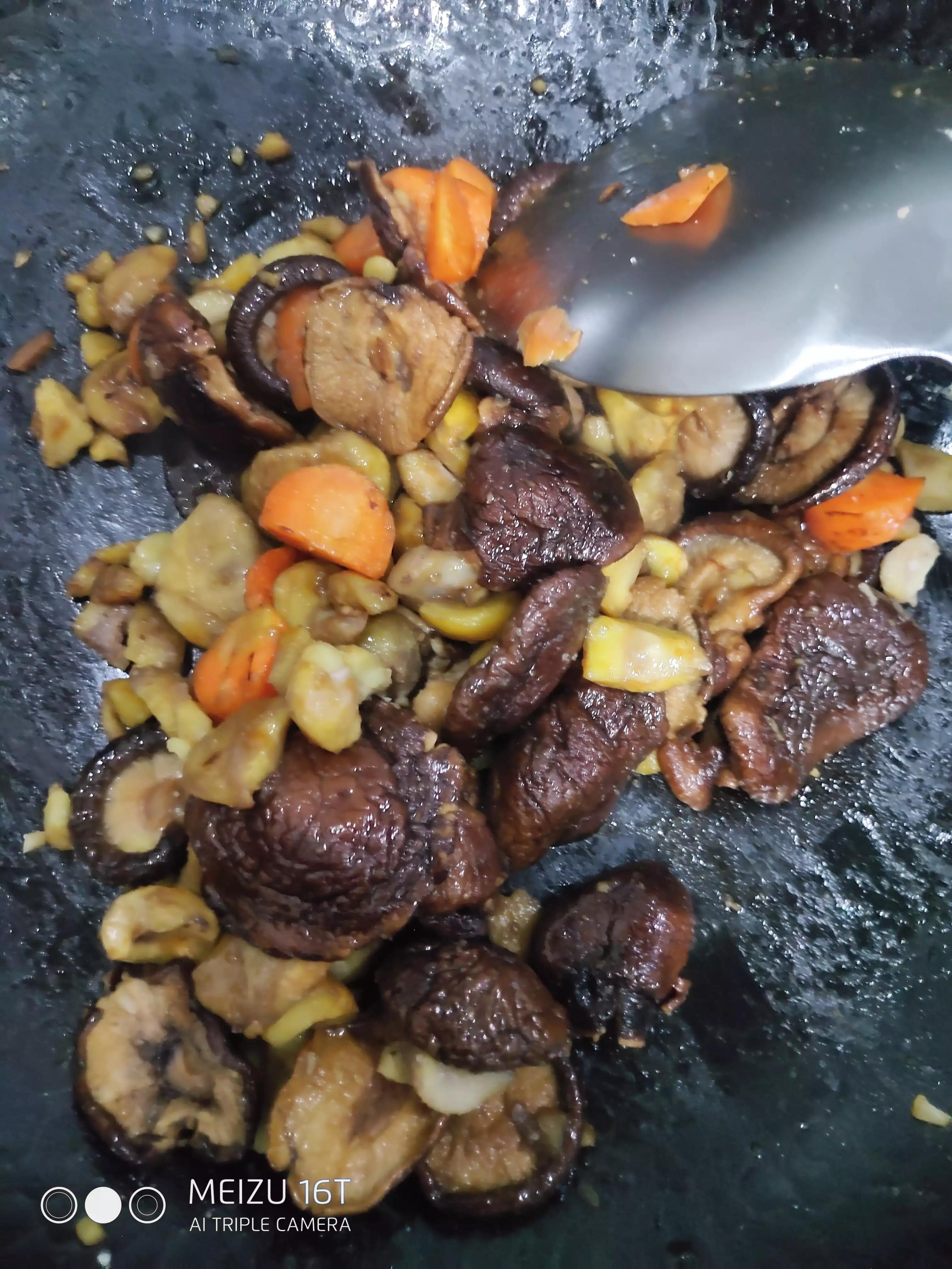 Fried chestnut with mushrooms and yuba - iNEWS