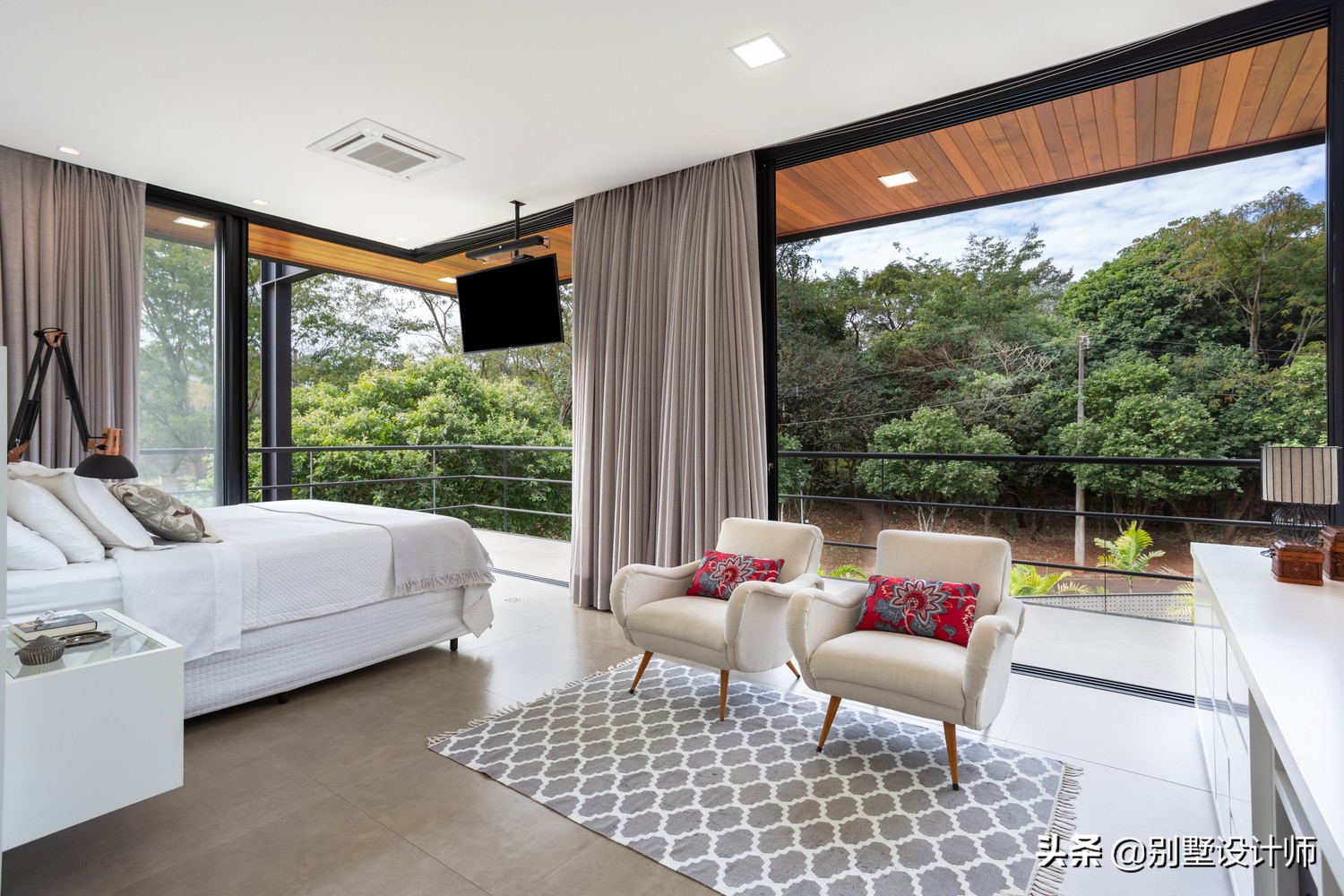 Cascading spaces, rich layers, simple and transparent blocks, only a ...