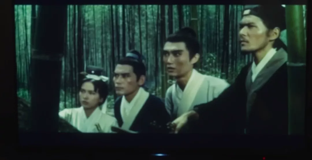 The adult version of "Snow White", this is too ruining your childhood ...