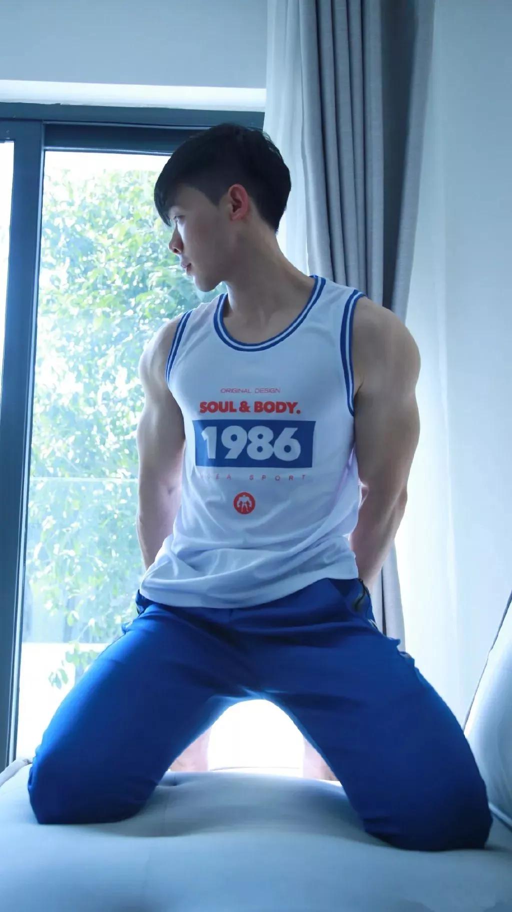 藍球體育生倒三角身材，腹肌白到發光！ - 資訊咖