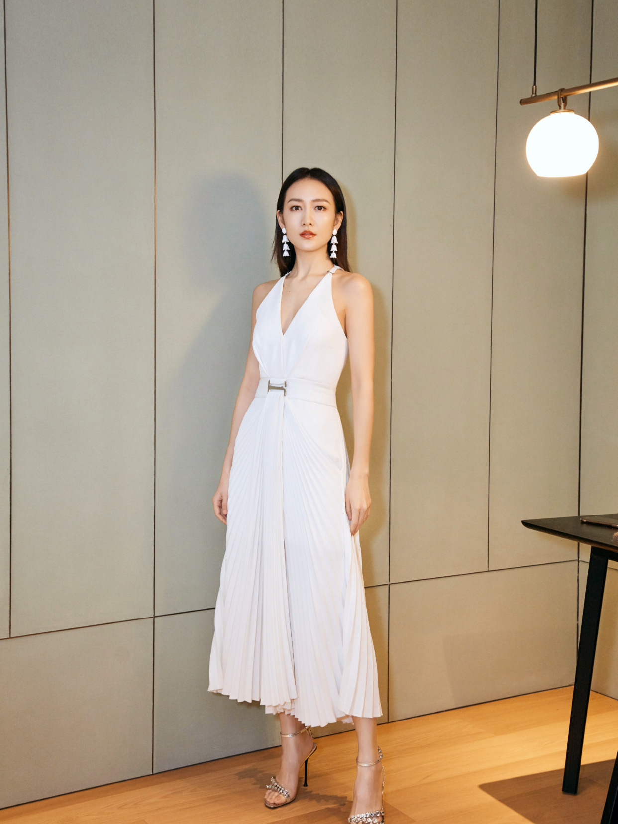 165cm Cecilia Cheung and 170cm Wang Ou, both in a white V-neck dress ...