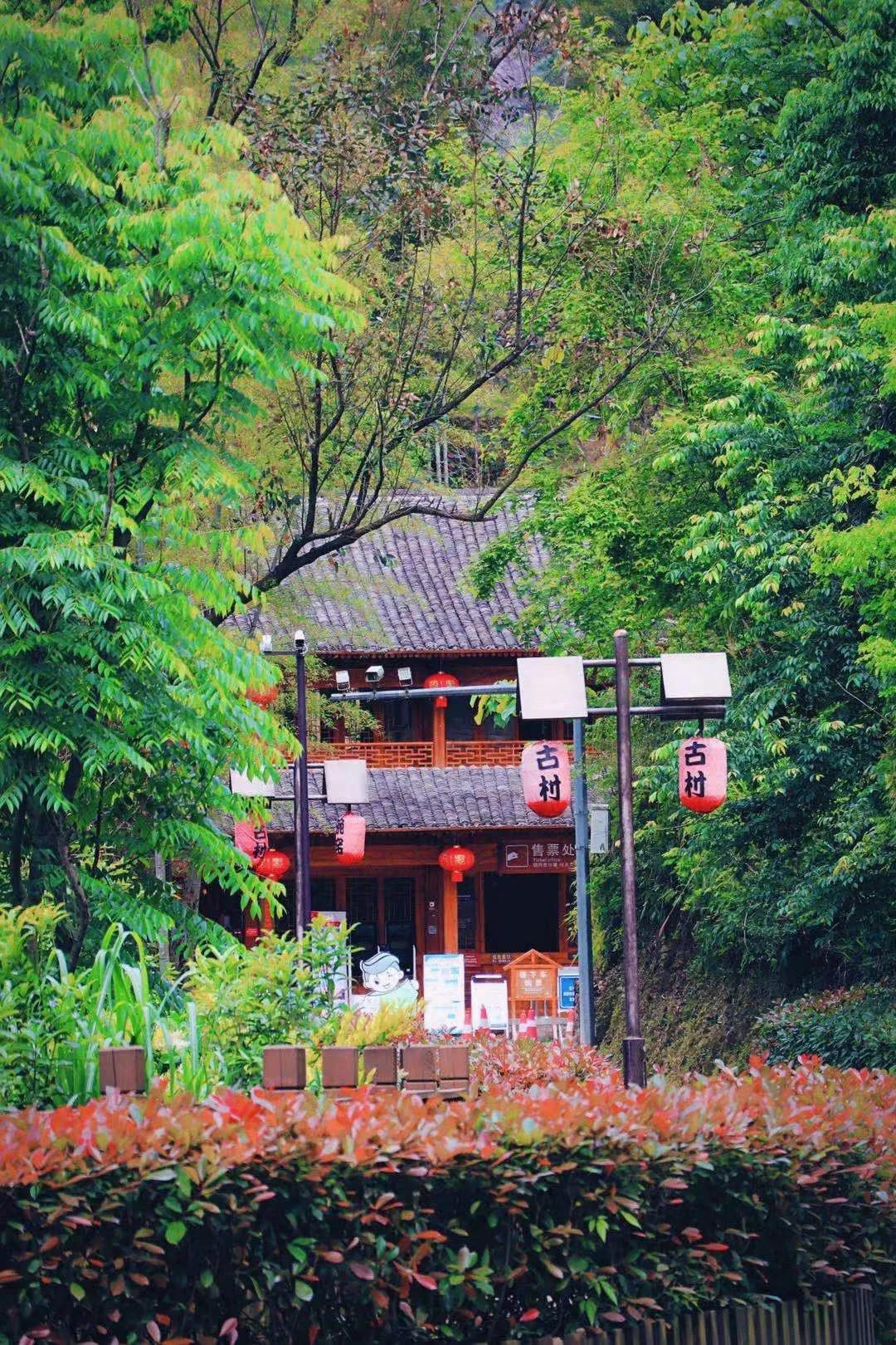 Get rid of impetuousness, slow down, wander around the ancient village ...