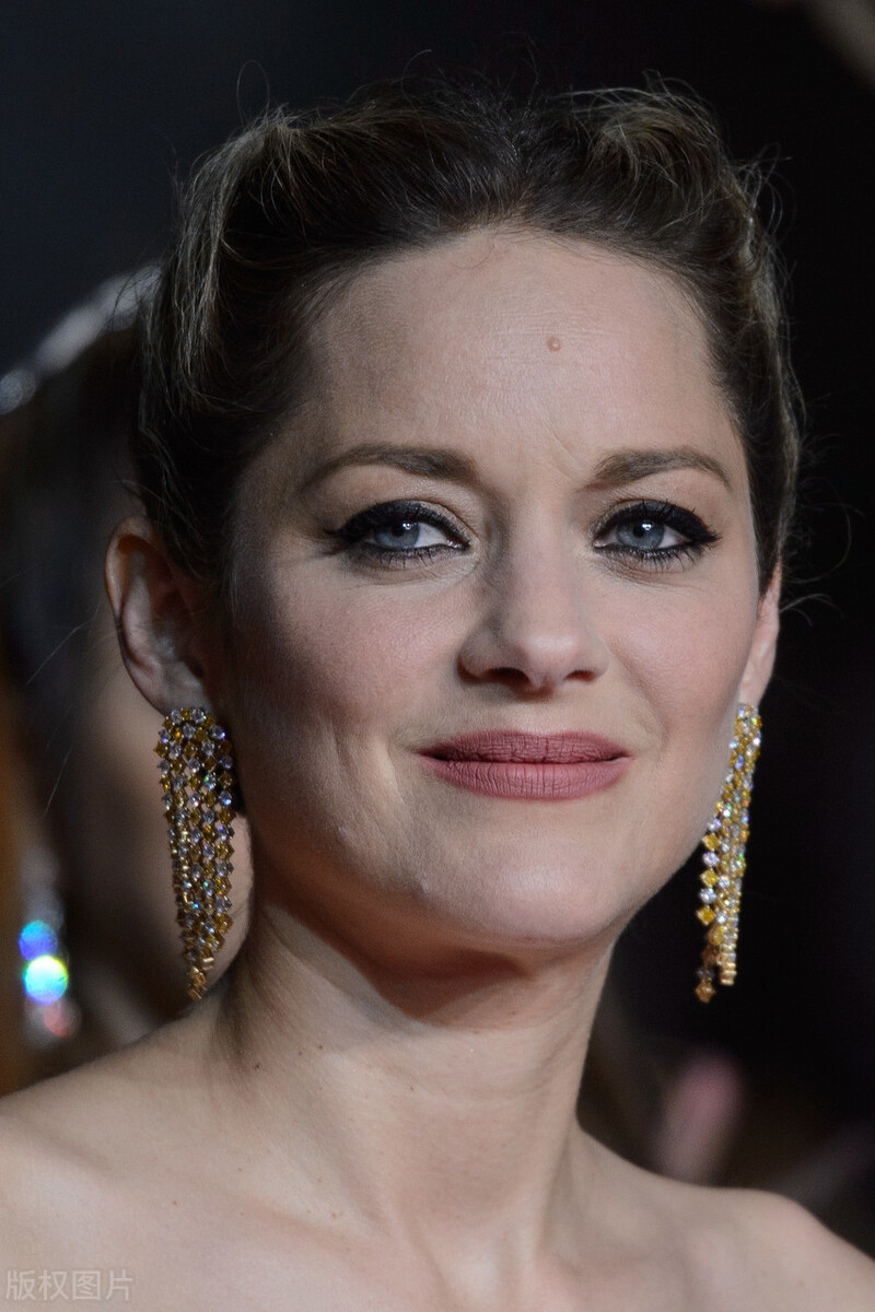 Marion Cotillard: wearing a white tube top jumpsuit, elegantly tanned ...