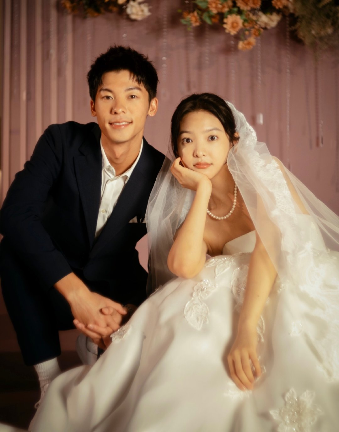 Xu Guanghan and Zhang Ruonan confessed "Your Wedding" affectionately in the rain - iNEWS