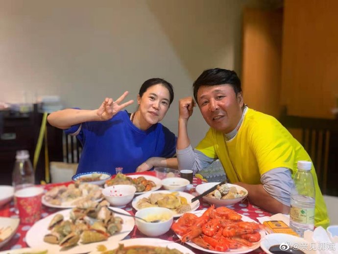 Wang Nan is too happy, and her husband Guo Bin personally cooks a table of New Year's Eve dinner ...