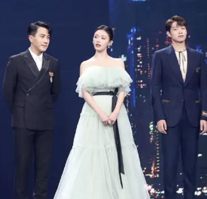 The famous scene of the Mid-Autumn Festival party!Hawick Lau and Daxun Wei have no interaction ...