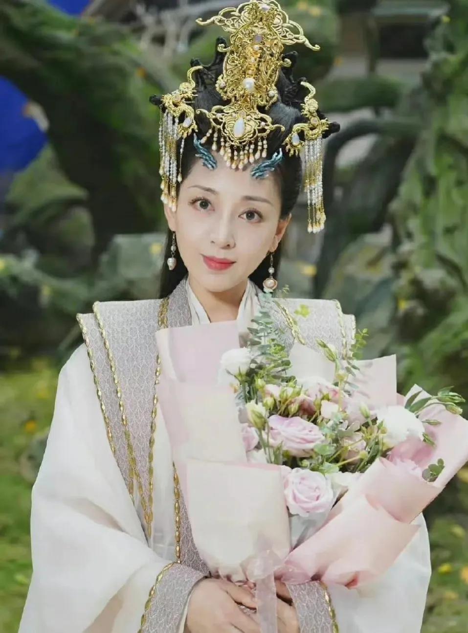 Cheng Yi and Yang Zi starring in "Agarwood Like Chips" with fancy hair ...