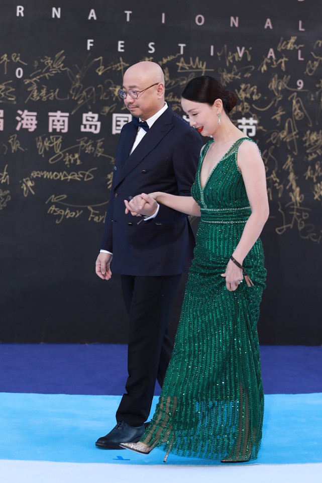 Xu Zheng and his wife are in the same frame, Tao Hong is very shy in a ...