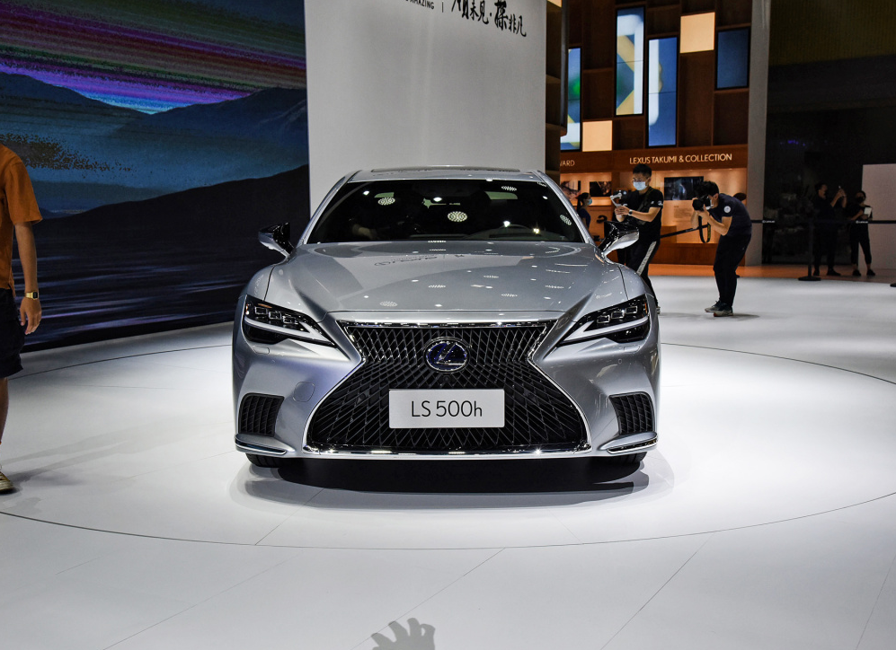 Lexus LS, the "front face" of Japanese luxury cars, with air suspension ...