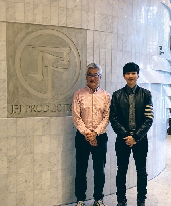 JJ Lin posted a photo with his father on Weibo, with the text: My ...