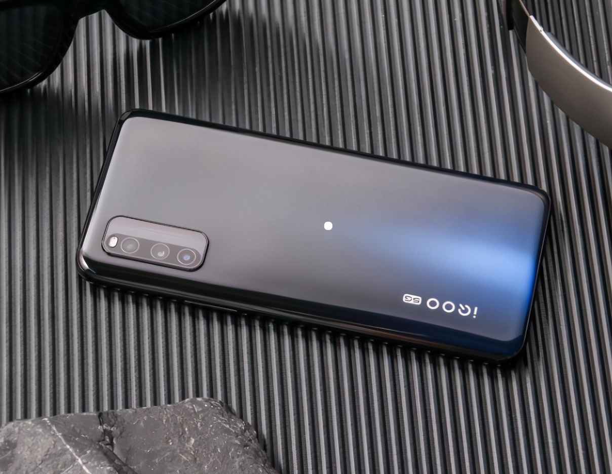 The outstanding one among the thousand yuan machine, iQOO Z1 is stylish ...