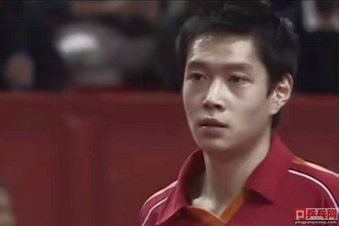 After returning the ball and hitting the beater, Qiu Yike reversed Boll ...