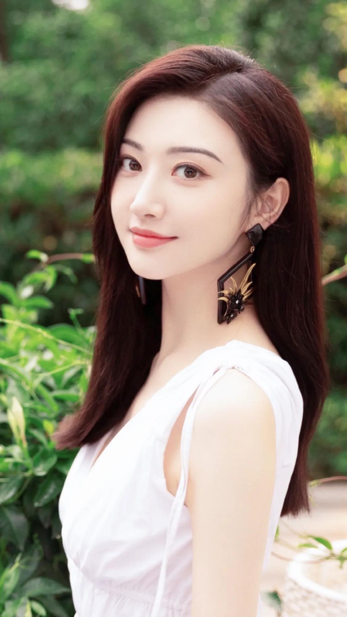 The beauty of the closed moon and the shame of the flower, the beauty ...