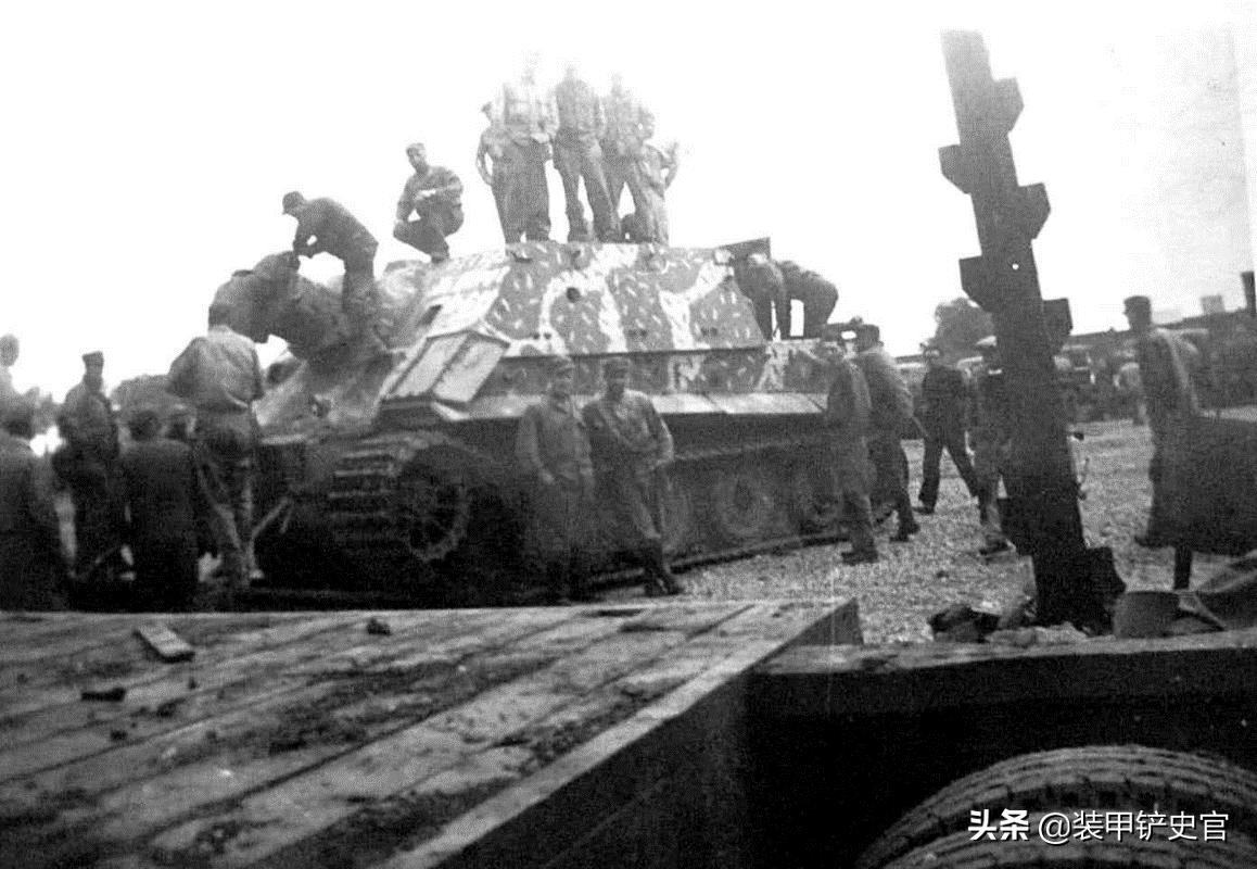 The Assault Tiger's main gun has such a huge caliber, can crew members ...