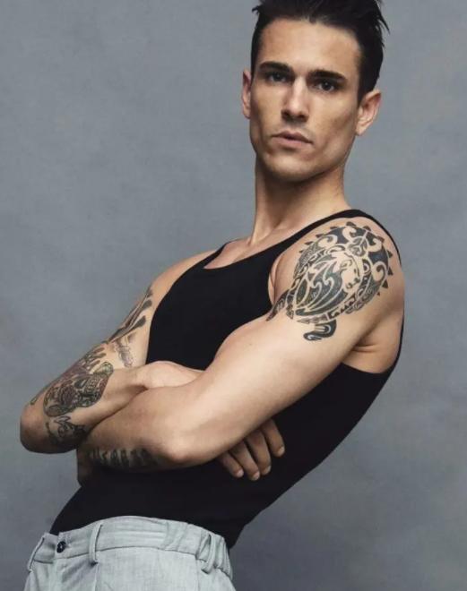 He used to be Armani's favorite male model. He looks like Peng Yuyan ...