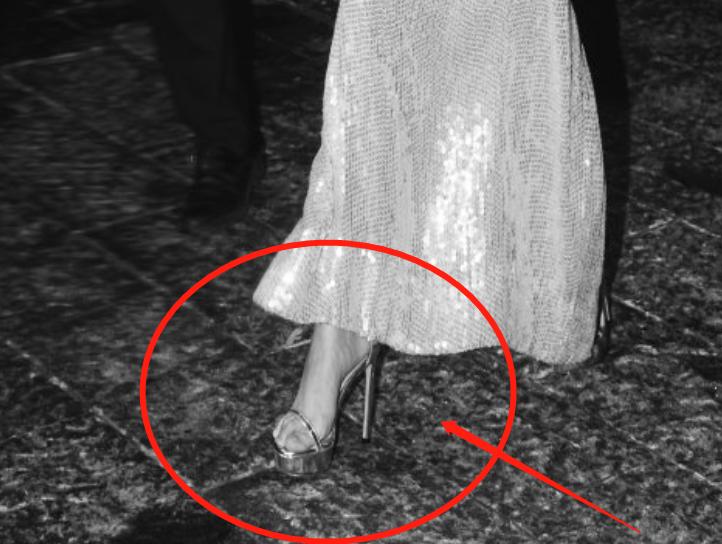 46-year-old Zhou Xun's work picture was exposed, wearing a tight skirt and slim body, but the ...