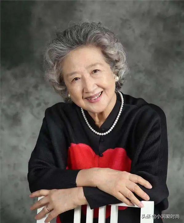 Surprised by the 76-year-old Zhao Shuzhen, wearing bright colors in autumn and winter is not ...
