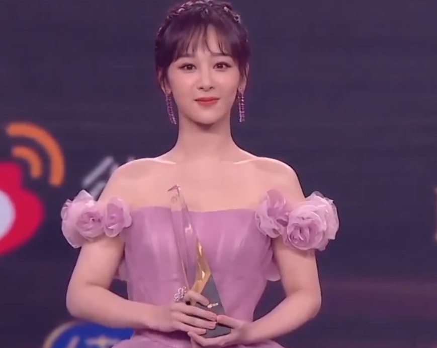 Yang Zimei has a new height: the appearance under the active camera can ...