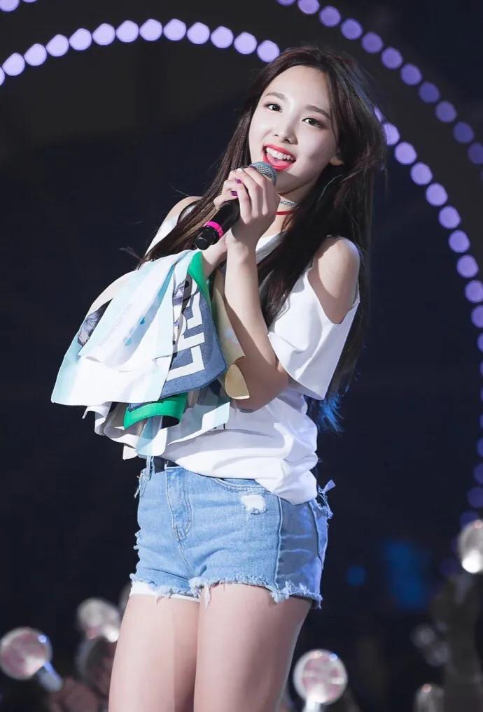 South Korean girl group TWICE, Lin Nayeon - iNEWS