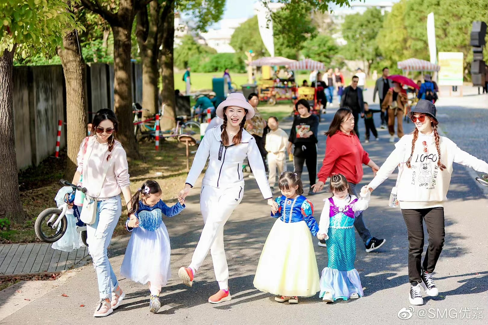SMG host Yujia Sun cuts rice with her child in the fields, and her ...