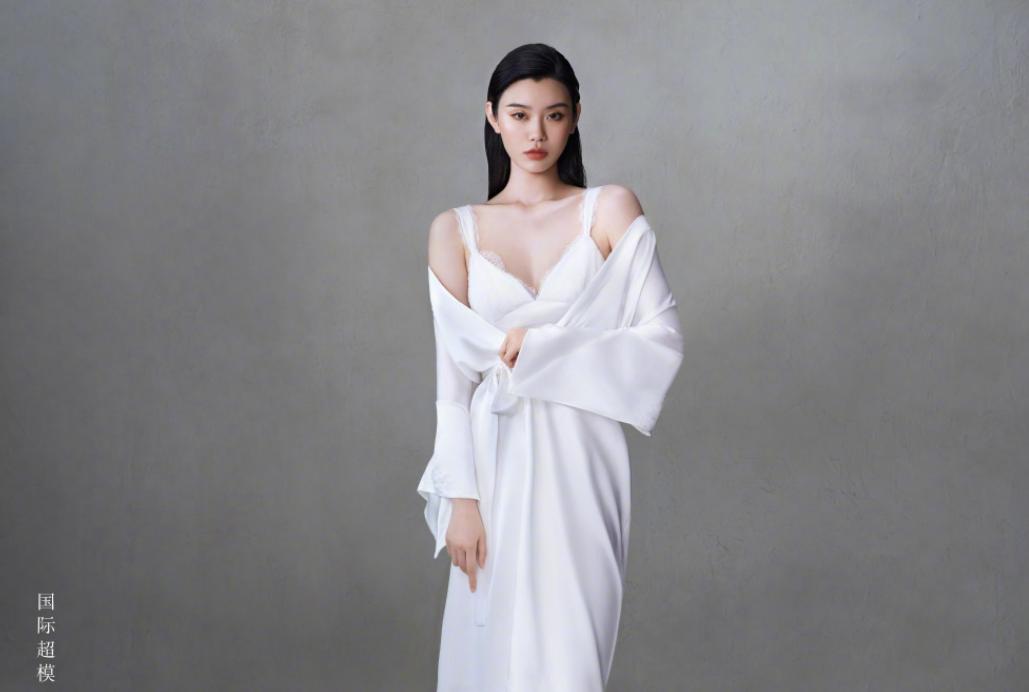 He Youjun accompanied Xi Mengyao during the check-up, but was ridiculed: the height difference ...