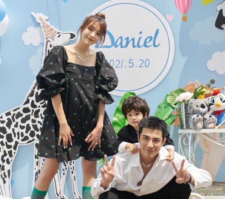 After Jiang Chao announced the news of her second child, Madina posted ...