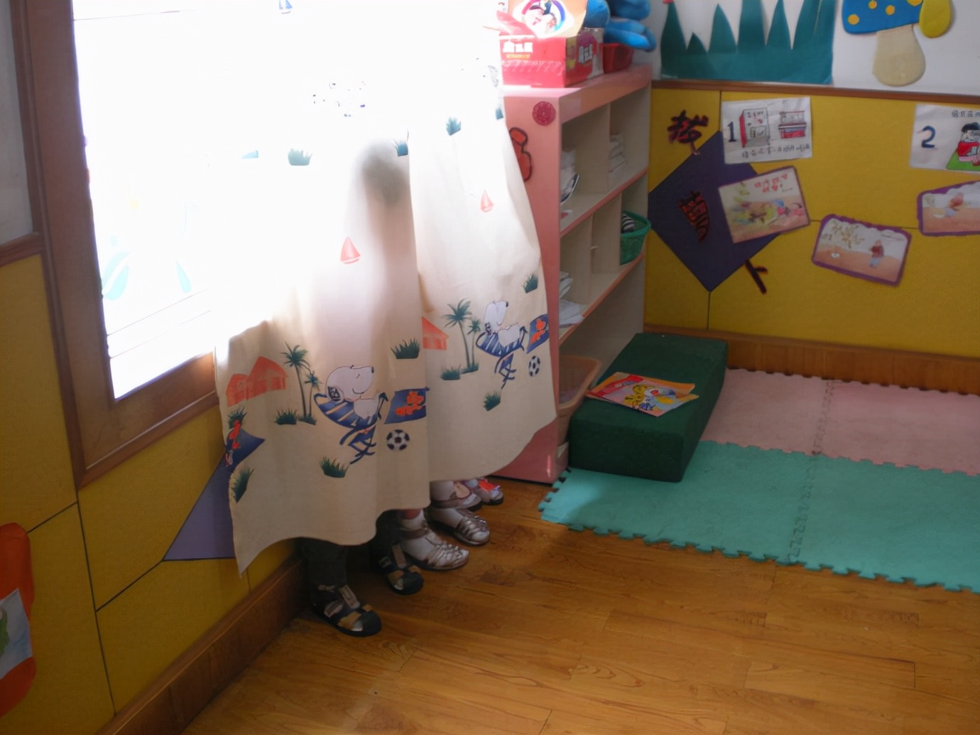 Baby hides and seeks only the head but not the face. Understanding the ...