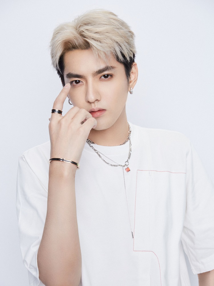 Wu Yifan rides a scooter to work, and no photo editing is exposed, but ...