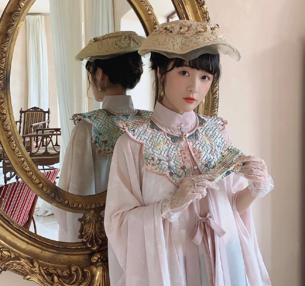 The "combination of Chinese and Western" in the Hanfu, when the western ...