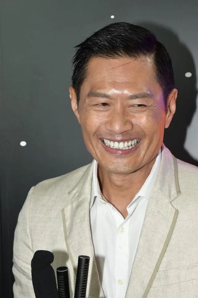 The older you get, the more stylish! 57-year-old actor Huang Debin ...