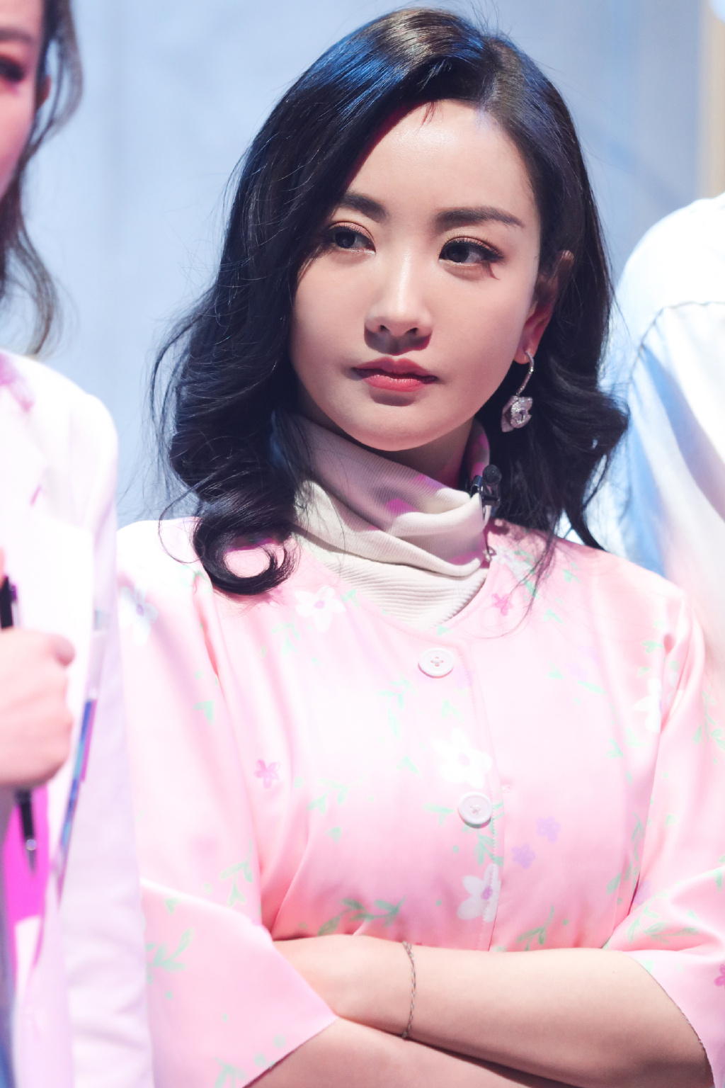 Yang Rong's beautiful photo mobile wallpaper - iNEWS