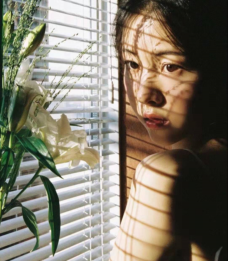 You can also shoot beautiful light and shadow portraits indoors - iNEWS