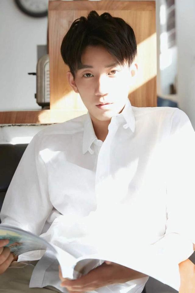 Wang Ziqi's costumes have reached a new level of handsome, modern ...