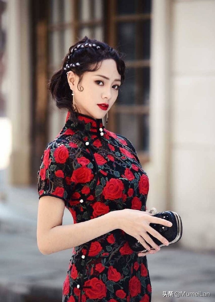The beautiful cheongsam of the female star kills!Let's take a look at ...