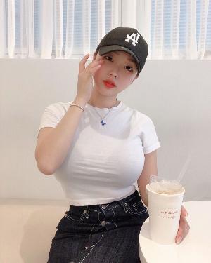 Korean fitness internet celebrity Lee Yoo Min has a devil figure, looks ...