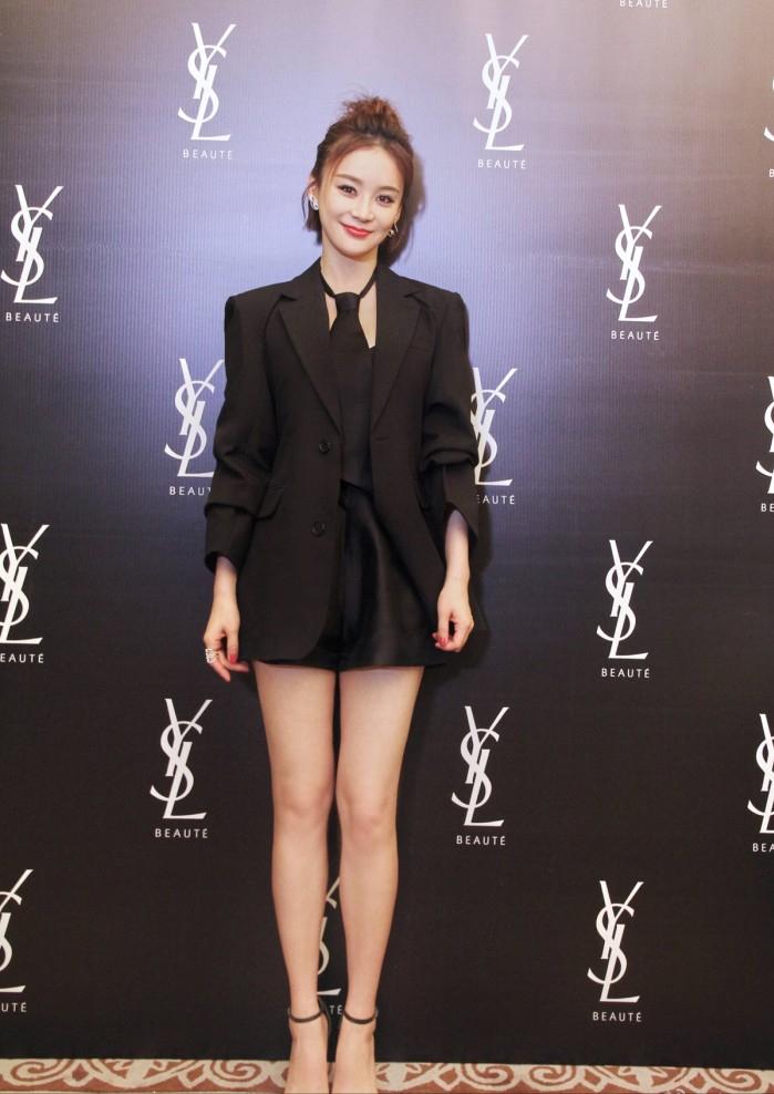 The goddess Yuan Shanshan is not only beautiful, but her long legs are ...