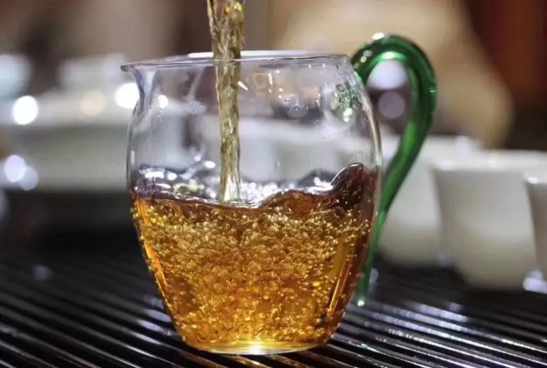 Drinking Pu'er tea has a tingling tongue, dry mouth and throat lock ...