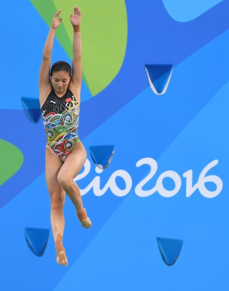 He Zi, the goddess of diving, took a photo with her husband and ...