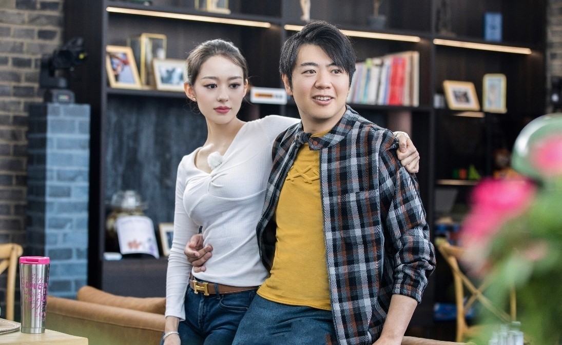 Gina Langlang held hands to inspect the house, the black and white ...