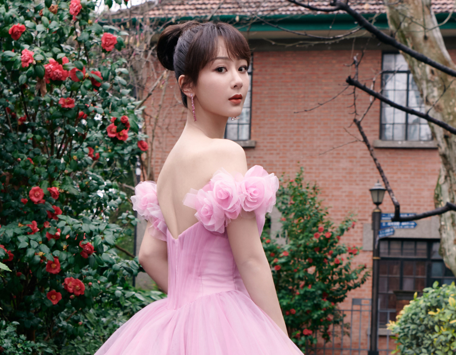 Yang Zi lost a lot of weight when she appeared on Weibo. She was spit ...