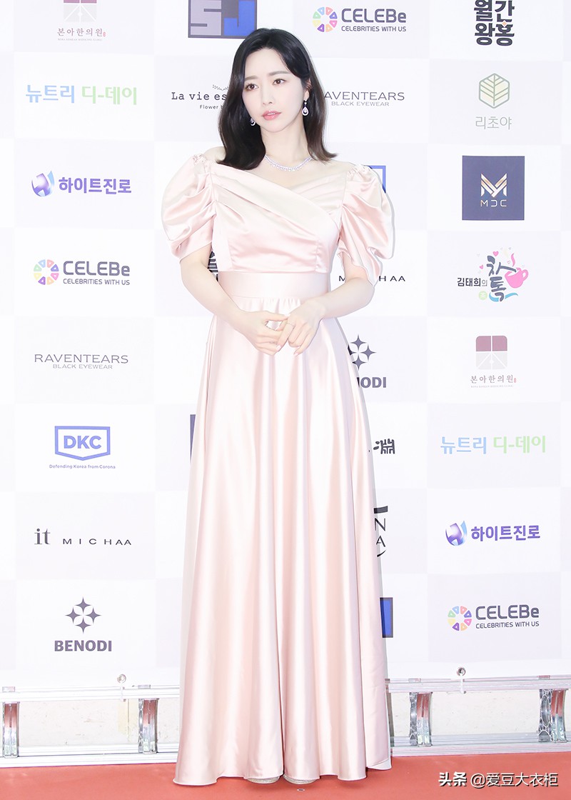 Tiffany, Hong Sooah, Jeon Hyo-sung and others attended the red carpet ...